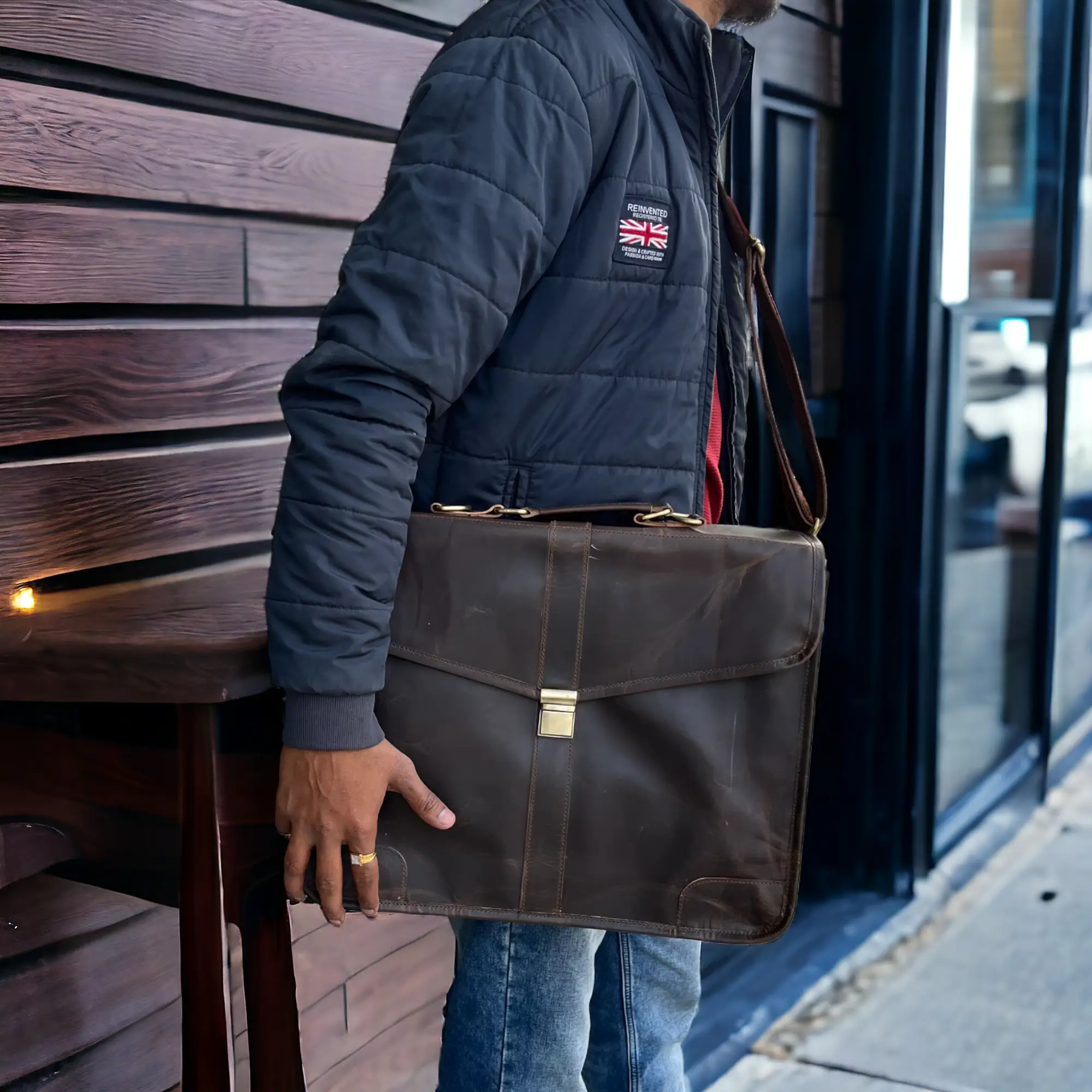 How to Wear a Messenger Bag with Confidence Style Tips & Guide